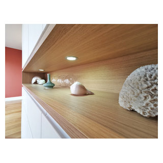 Détail du dressing avec une niche éclairée - Modern - Wardrobe - Paris ...