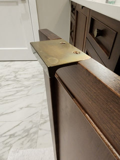 Drawer face detaching from drawer with edge pulls