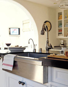 How should farmhouse sink meet mitered edge countertop?