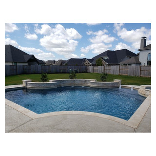 Travertine Pools with Raised Beam Walls - Piscine - Houston - par Great ...