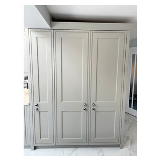 Bespoke Beaded in Frame Lambs Tongue Shaker Breakfasting Kitchen ...