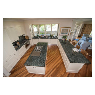 Country style kitchen with Verde Khater Granite Splash back and benches ...