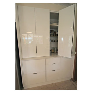 Modern White Kitchen- bi-fold pantry - Contemporain - Melbourne - par ...
