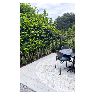Pablo Bay Modern Tropical Garden - Midcentury - Patio - Jacksonville ...