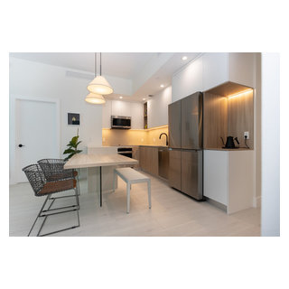 Modern Minimalism: Stylish Kitchen with Warm Accents in Miami - Modern ...