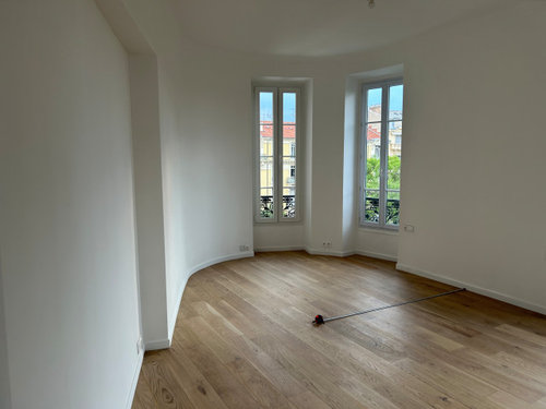 Triangular bedroom layout. - need advice