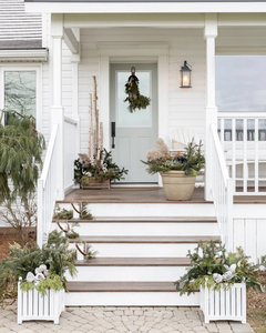 Outdoor light choice for an uncentered front door? Pendant or Sconce?