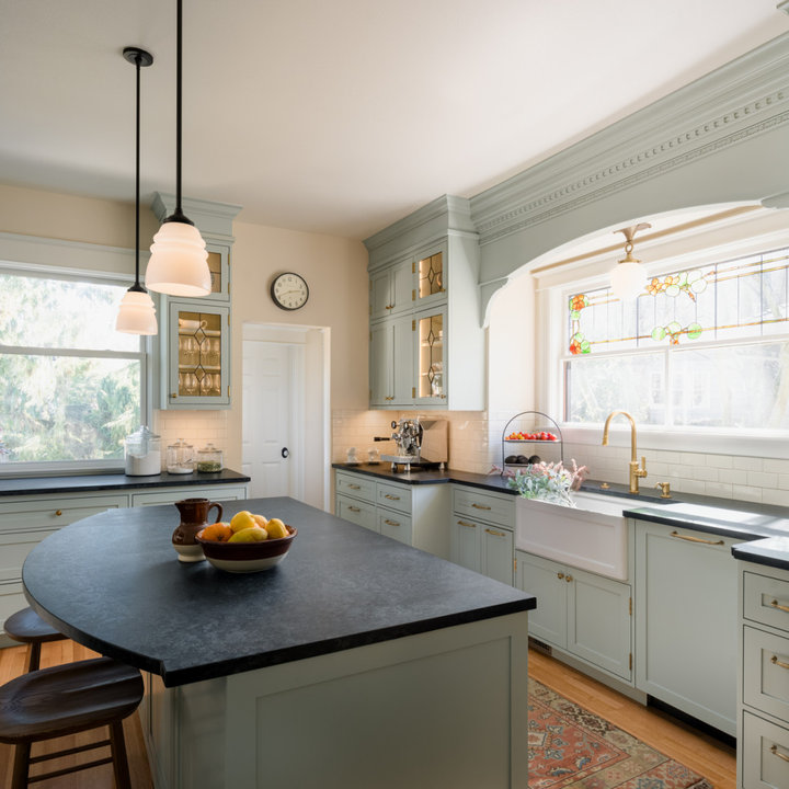 75 Beautiful Small Traditional Kitchen Ideas & Designs - July 2025 ...