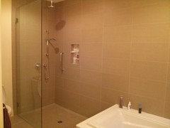Doorless shower stall