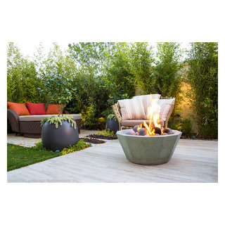 Modern Backyard Conversation Lounging Area - Modern - Landscape ...