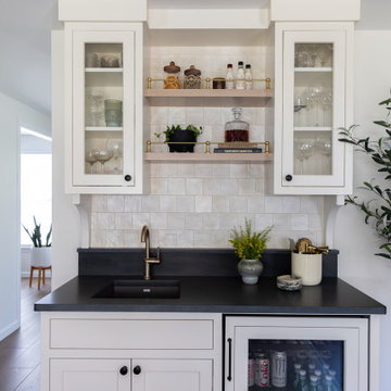 トラディショナルスタイルのおしゃれなホームバーの画像 75選 - 2026 年 1月 | Houzz (ハウズ)