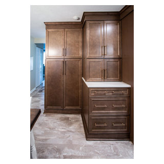 Maple Stained Shaker Kitchen Cabinets with Peninsula Bar - Transitional ...