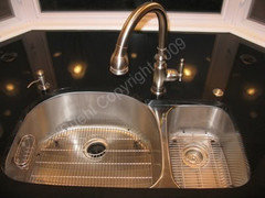 What is the need for sink grates in stainless sinks?