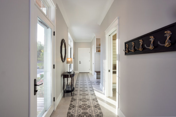 Houzz Tour: Hamptons Style Inspires a New Lakeside Home