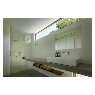 大きな部屋の中に中庭が3つある平屋の住まい - Modern - Bathroom - Kobe - by NOMA/桑原淳司建築設計事務所 ...