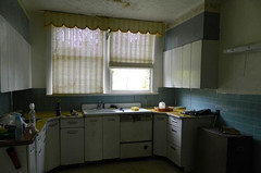 Post your best (WORST!) horrible kitchen.