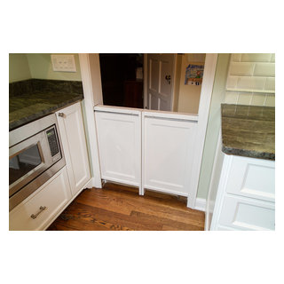 French Normandy Kitchen - Clásico - Cocina - Cleveland - de Shaker ...