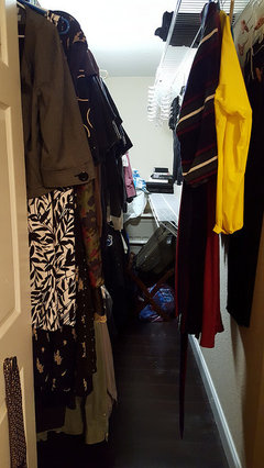 Walk-in closet, narrow? Clothes on just one side? Pictures?