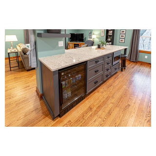 Pop of Color Farmhouse Kitchen - Farmhouse - Kitchen - Milwaukee - by ...