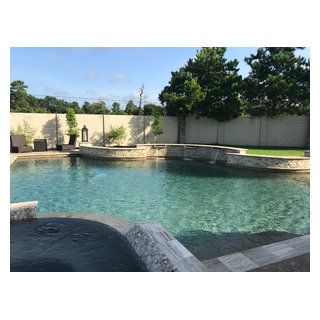 Travertine Pools with Raised Beam Walls - Piscine - Houston - par Great ...