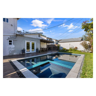 Modern black pebble pool & spa | small backyard - Modern - Pool - Los ...