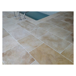 Faringdon limestone swimming pool surround - Traditional - Berkshire ...