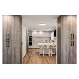 Light Walnut and White Kitchen Refresh - Clásico renovado - Cocina ...