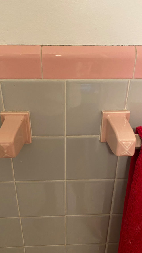 How to identify what color tile for 1950's bathroom