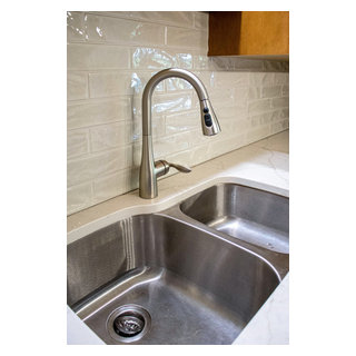 Toffee Stain Shaker Door Kitchen with Calacatta Valetin Quartz ...