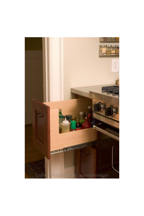 Chef's drawer oils next to range?