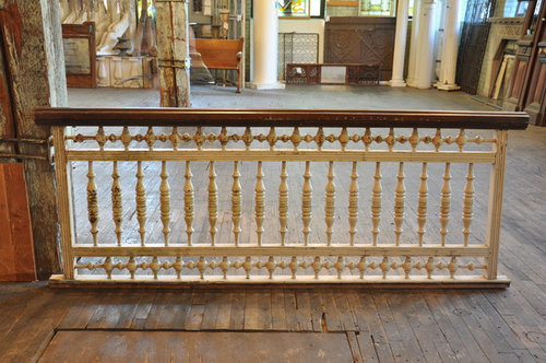 How to use this antique railing?