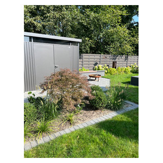 Moderner Garten mit Naturpool und Holzdeck - Contemporary - Shed ...