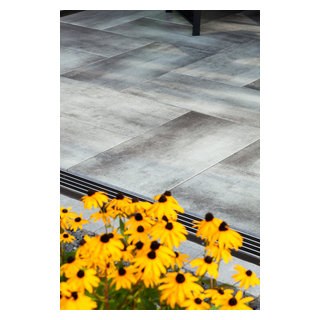 Terrassenplatten mit naturnahen Strukturen - Contemporary - Deck - by ...