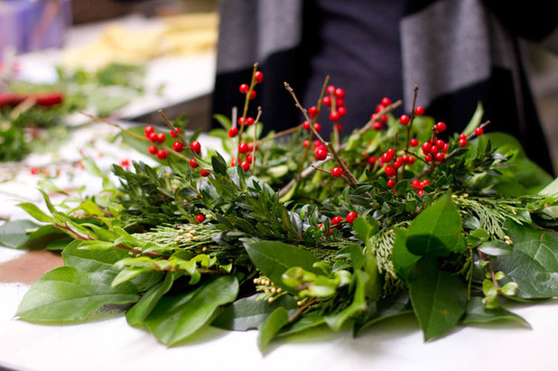 Make a Traditional Fresh Holiday Wreath the Easy Way