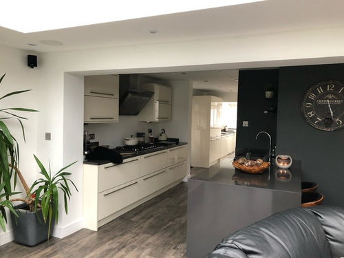 behind hob or complete wall for splash back? | Houzz UK