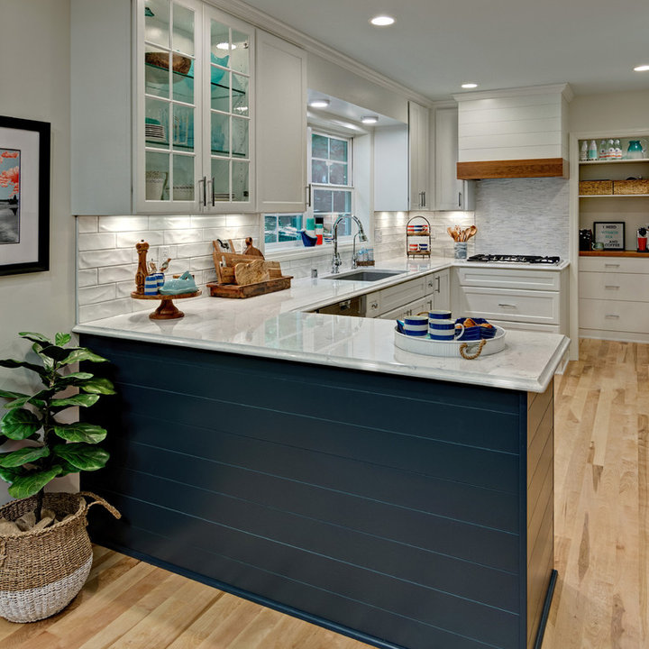 75 Beautiful Mid-sized Kitchen with a Peninsula Ideas & Designs ...