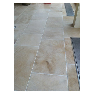 Faringdon limestone swimming pool surround - Traditional - Berkshire ...