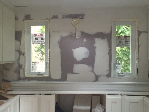 Backsplash between 2 windows