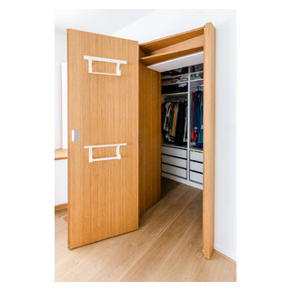 Un dressing coiffeuse avec grandes portes acier - Contemporary ...