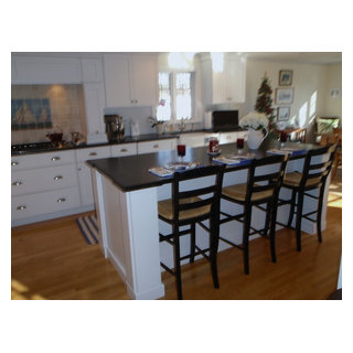 Islands white Cape Cod style with soapstone counter - Traditional ...