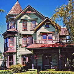 Asymmetrical gable decoration for queen Anne style new build