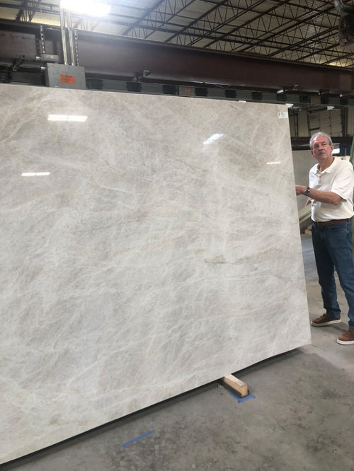 Light Perla Venata bathroom counters with what color flooring tiles?