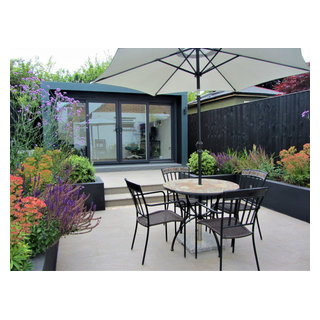 Small modern courtyard garden - Contemporary - Buckinghamshire - by ...