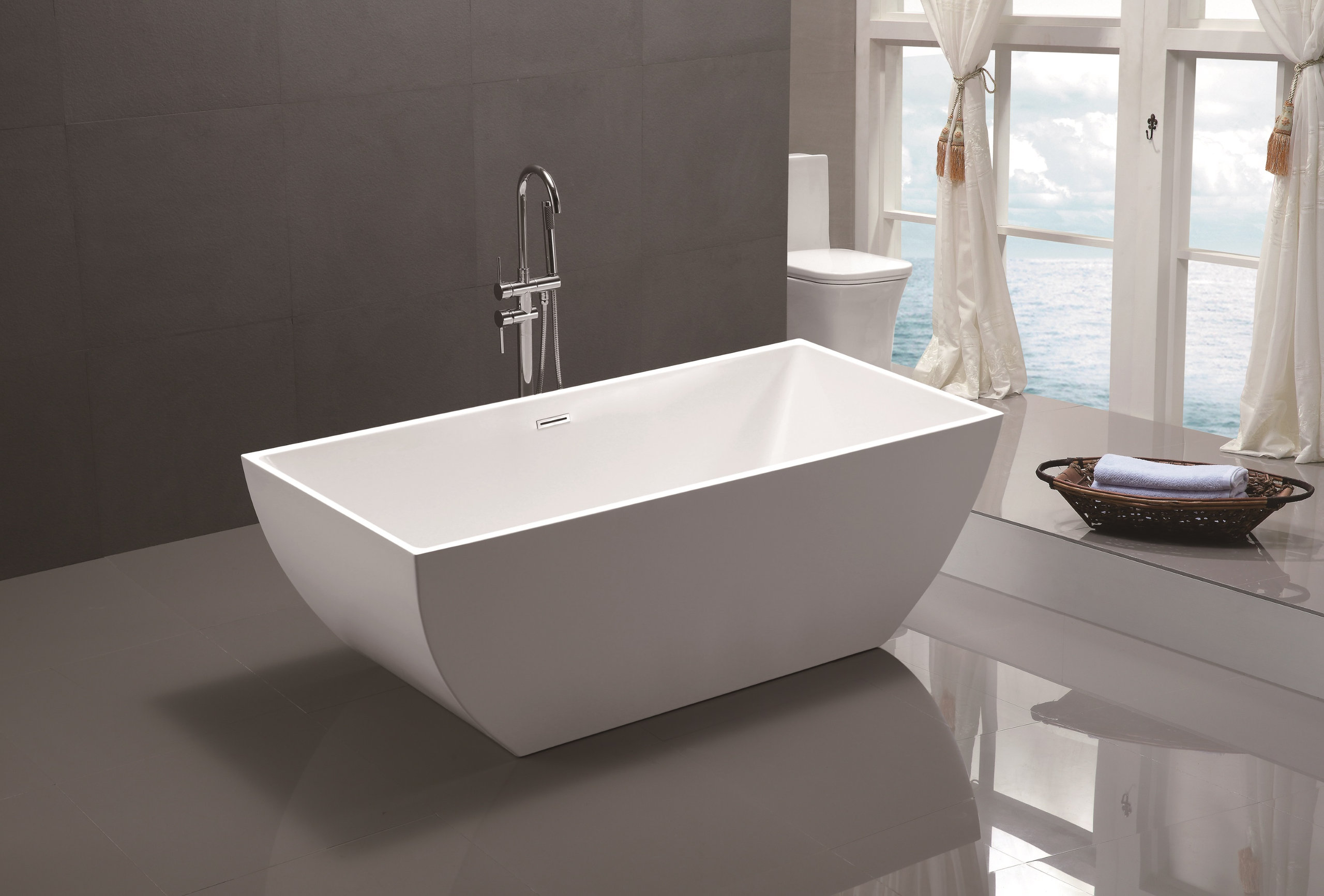 Freestanding bathtub, polished chrome slotted overflow, pop-up drain ...