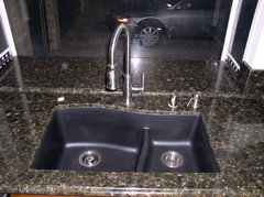 Sinks not centered under a window? | Houzz Forum