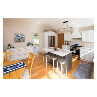 Midwest Cottage Style Kitchen - Kitchen - Minneapolis - by The Cabinet ...