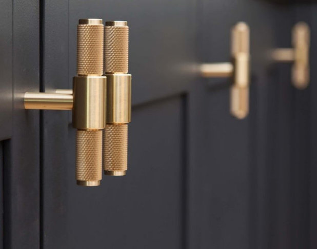 Kitchen Cabinet Hardware Finishes That Designers Love Right Now