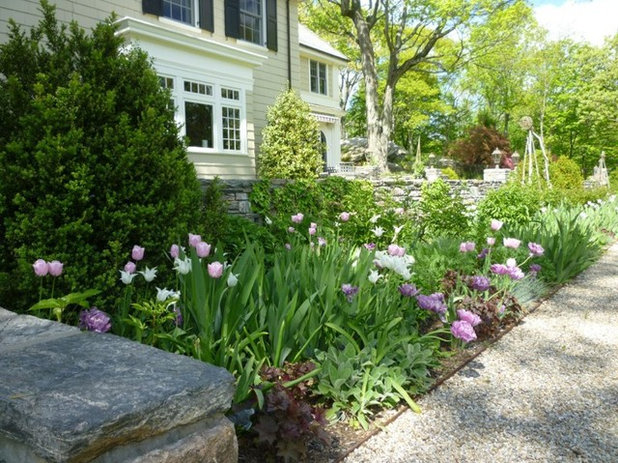 How to Transition Your Spring Garden Borders Into Summer
