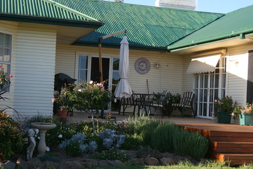 Colour scheme for weatherboard house with Heritige Green roof | Houzz AU