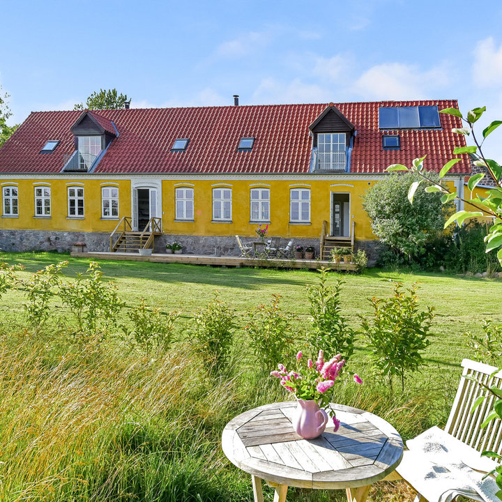 75 Beautiful Yellow House Exterior Ideas and Designs - February 2026 ...